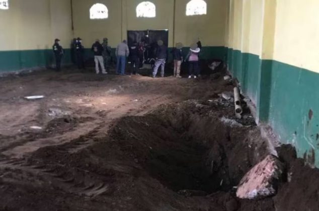 Hallan 10 cuerpos en 42 bolsas dentro de una fosa clandestina en el Estado de México